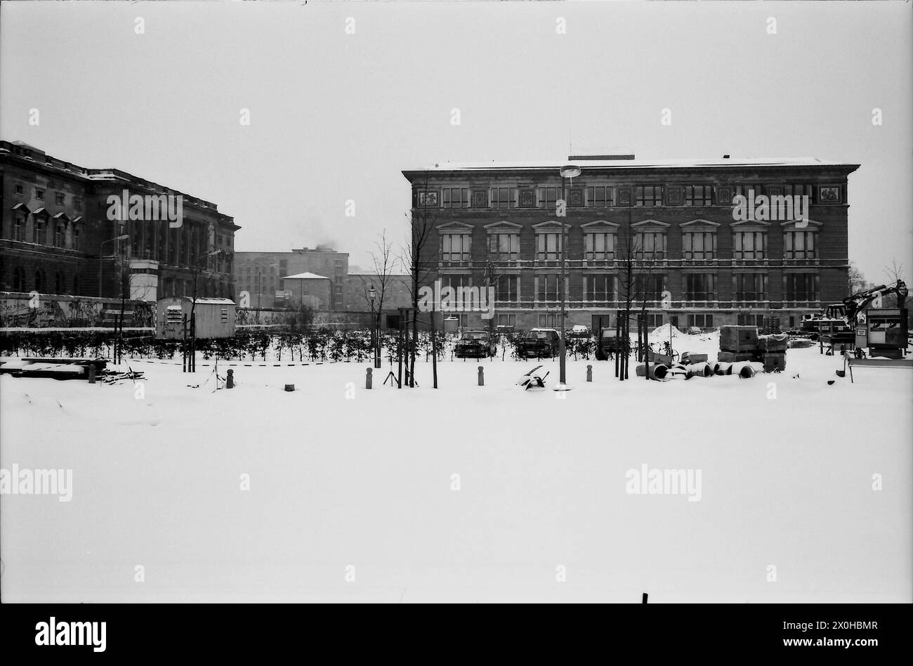 To the left are the ruins of the Prussian Parliament, in the background ...