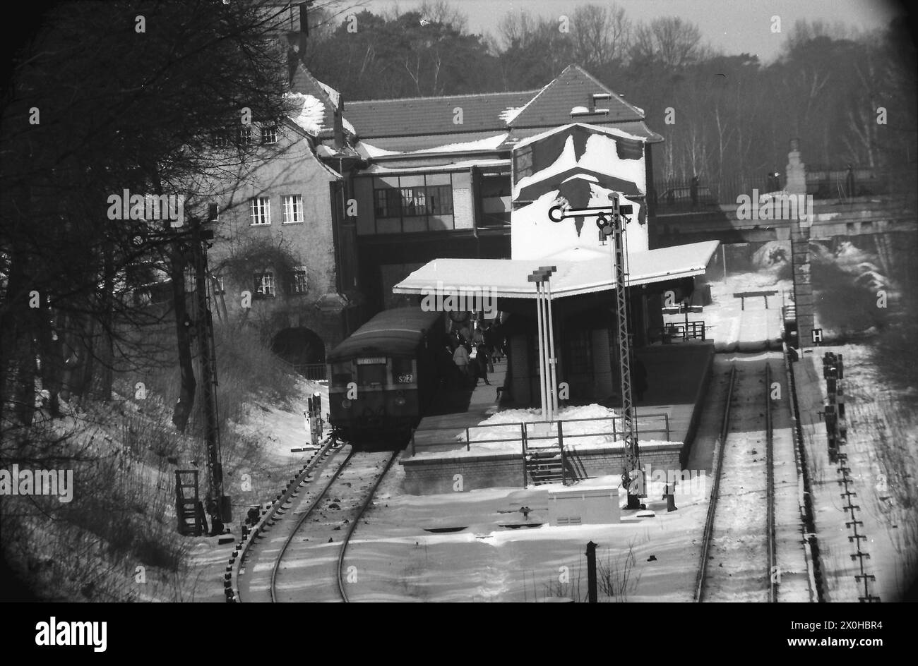 Winter picture of the Frohnau S-Bahn station. The new shaped signals ...