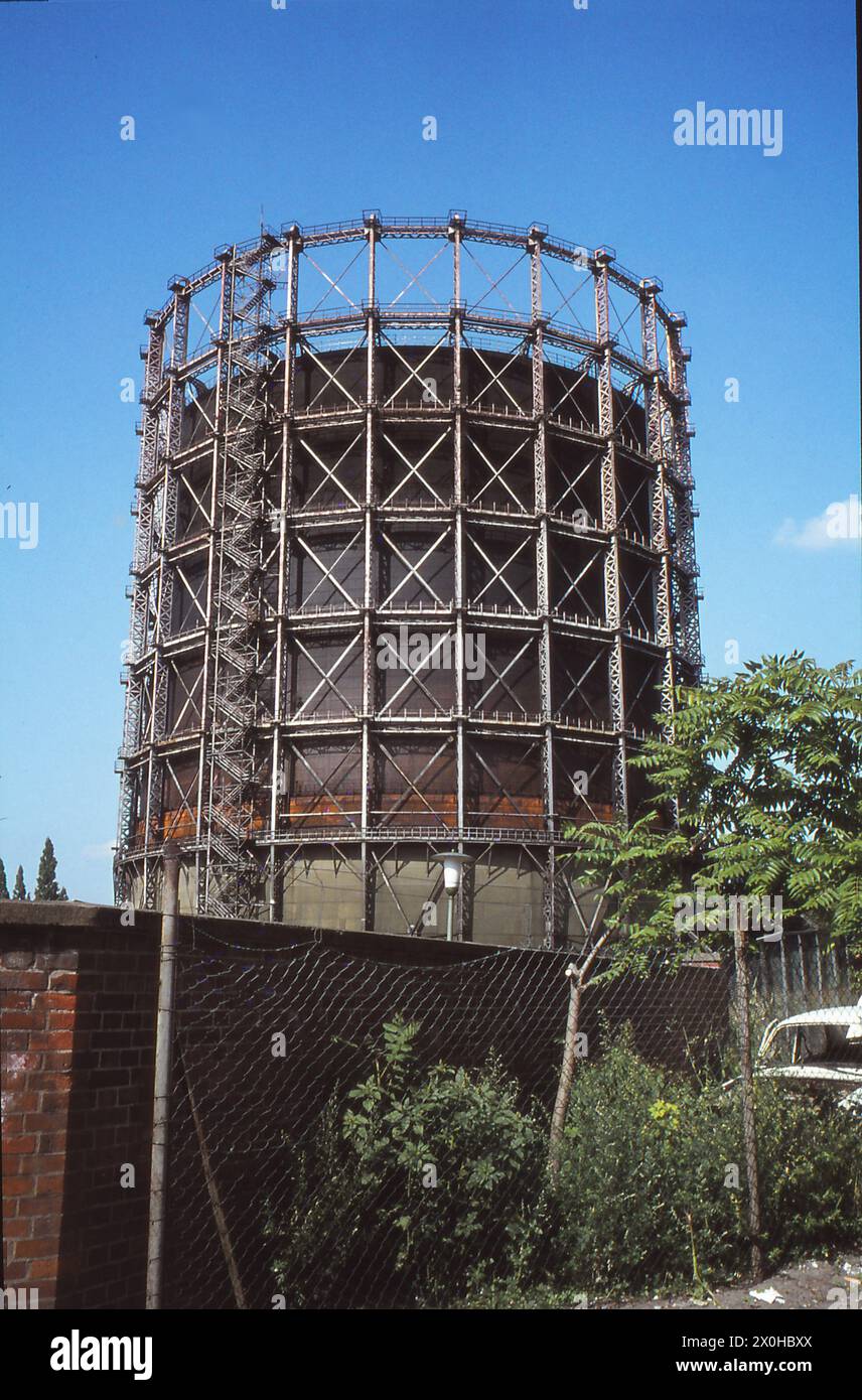 In 1980 and later, this gasometer in Berlin Schöneberg was still in use ...
