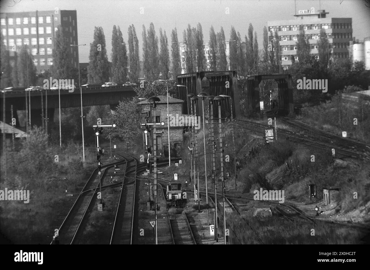 Im Hintergrund ist noch die Rudolf Wissell Brücke der Stadtautobahn zu ...