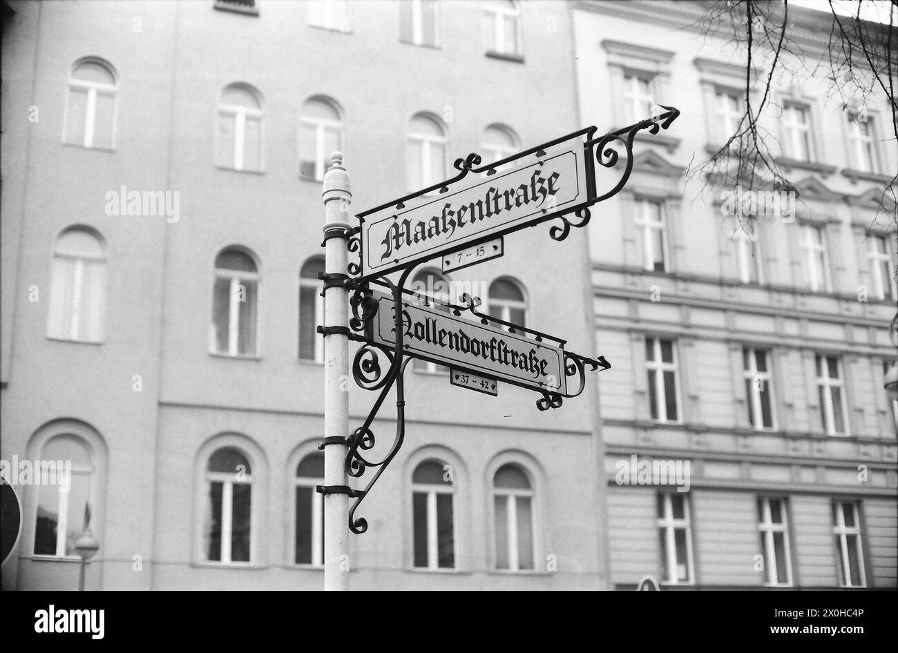 Berlin street sign based on historical models. [automated translation ...
