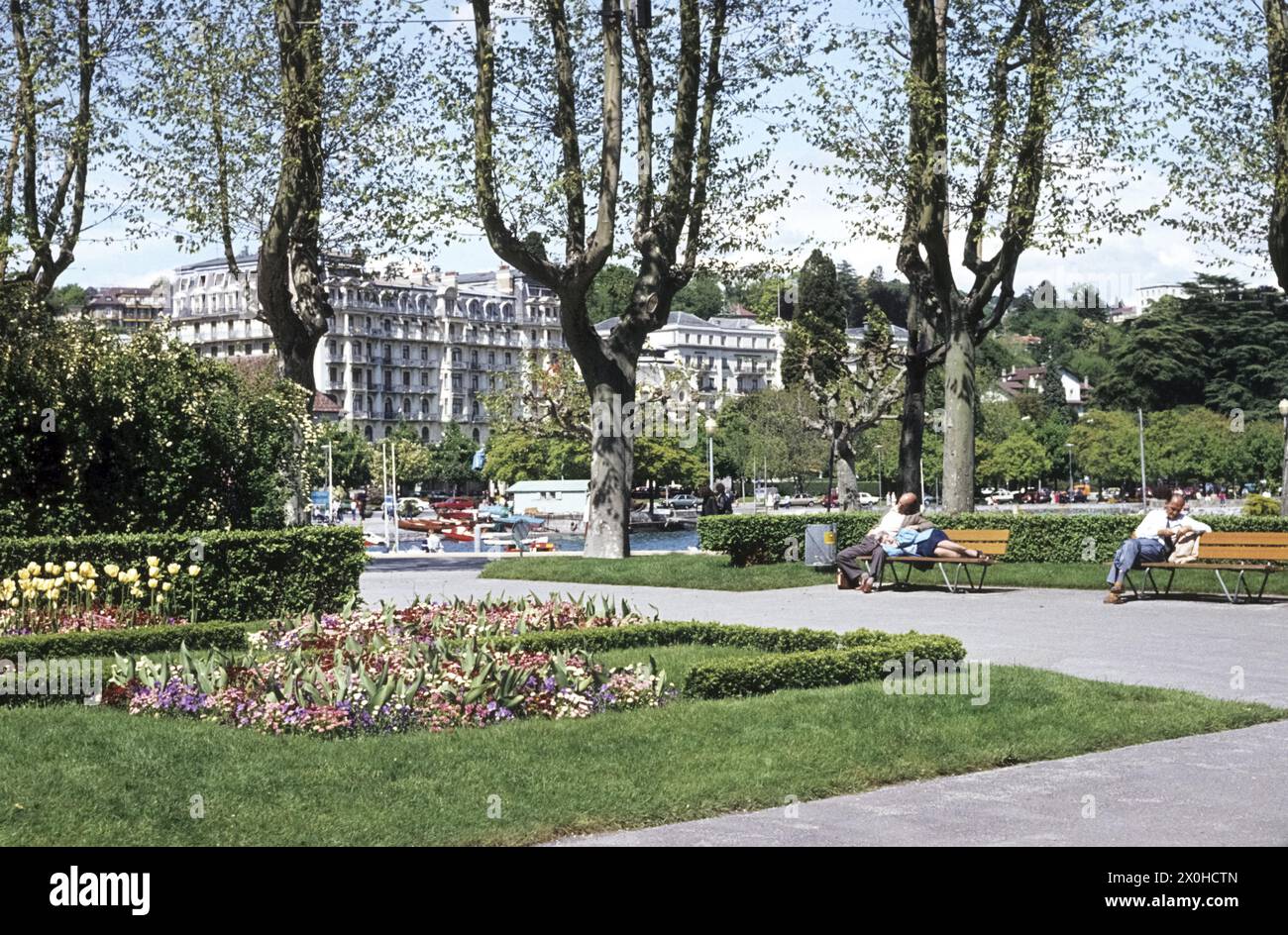 On the lakeside promenade in Ouchy. View of Lake Geneva and the Beau ...