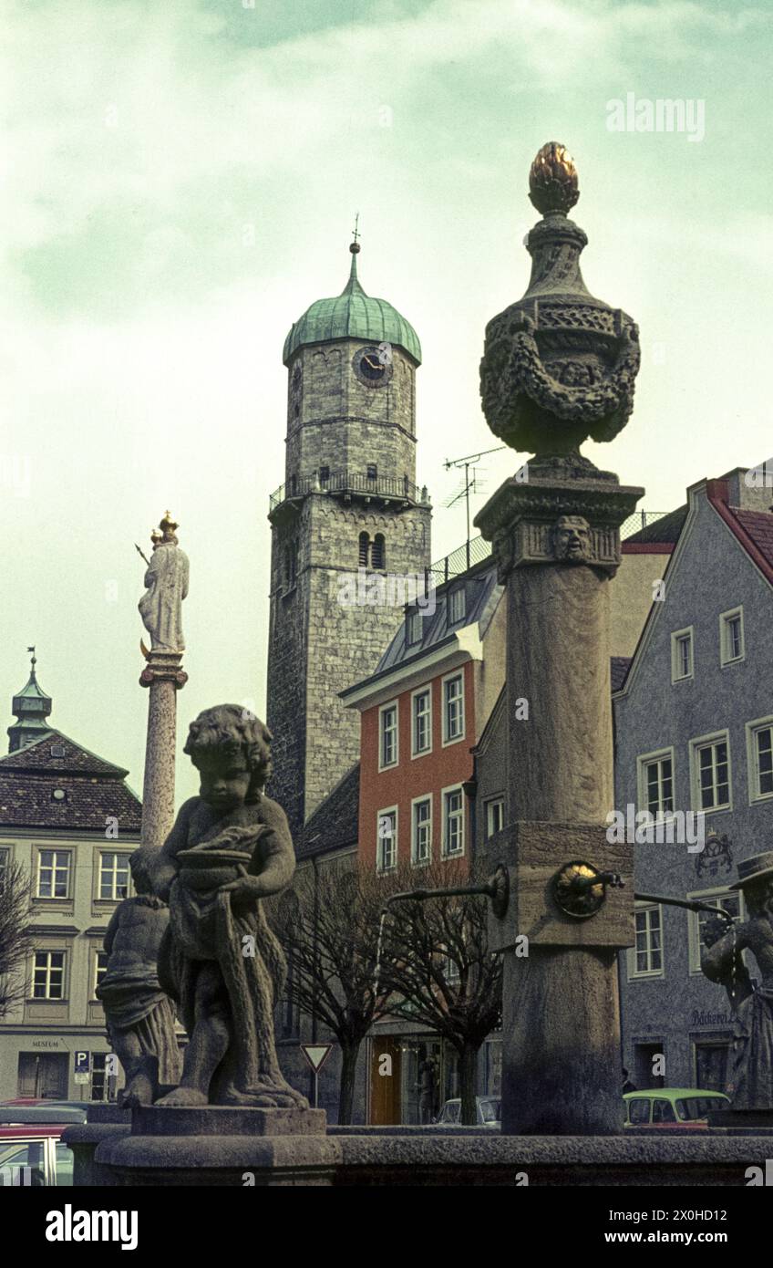Marienplatz with the town fountain, the Marian column and the parish ...