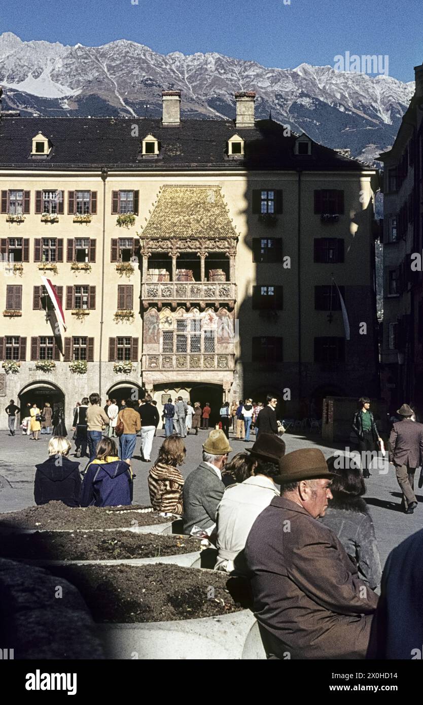 Blick von der Herzog-Friedrich-Straße auf das Goldene Dachl. Vorne ...