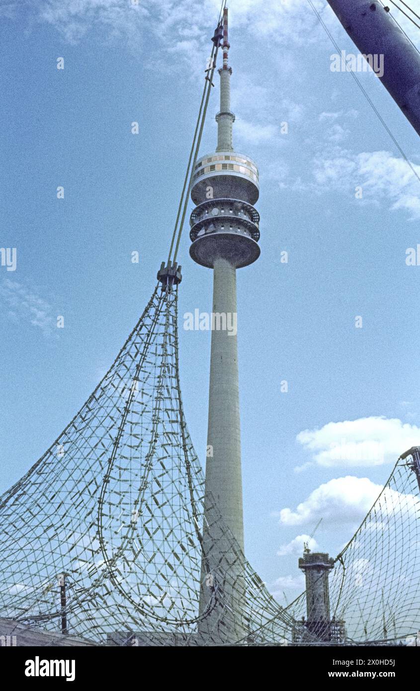 View of the steel cable construction, which is still without the panels ...