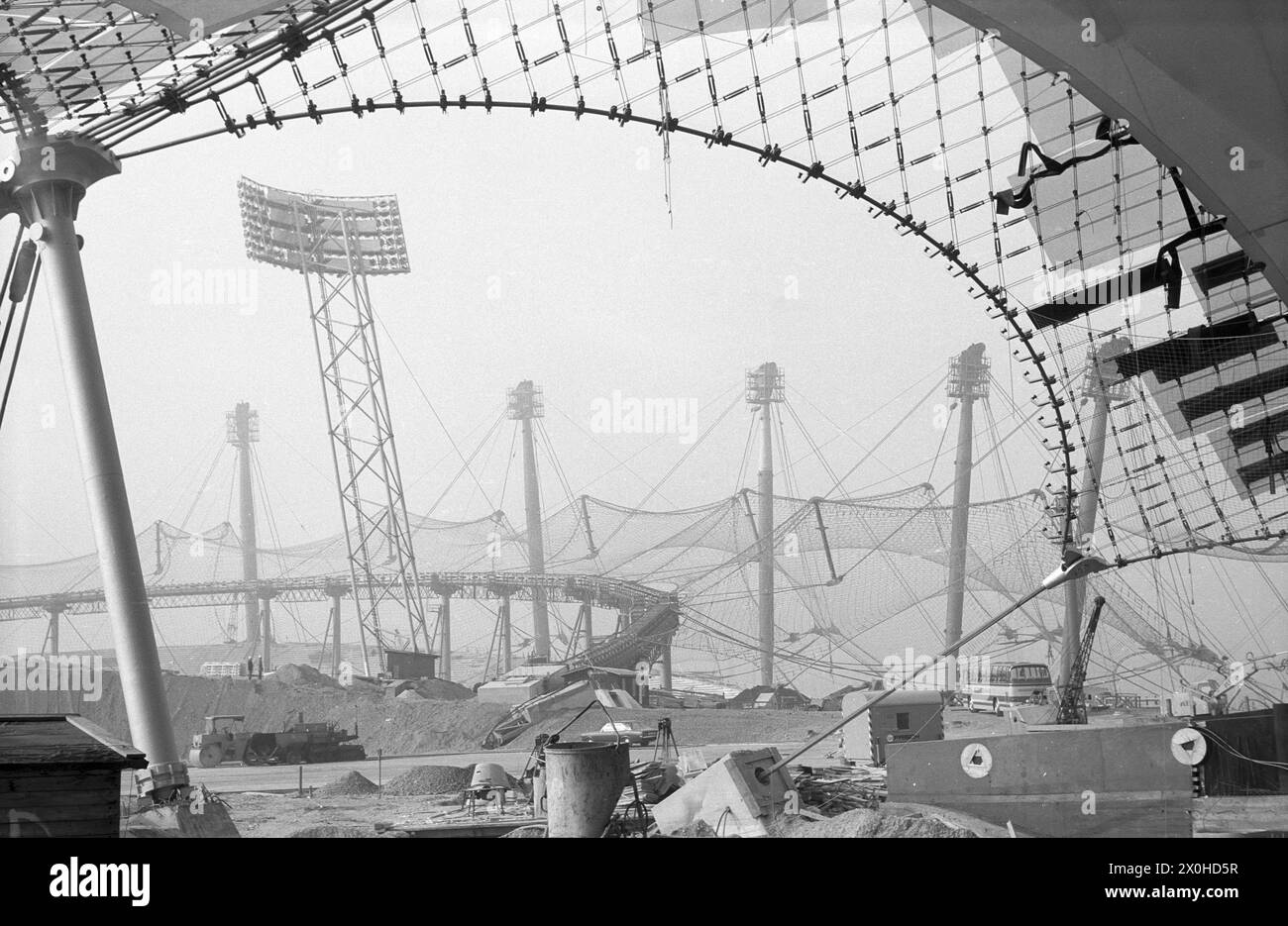 Construction of the Munich tent roof, behind the auxiliary scaffolding ...