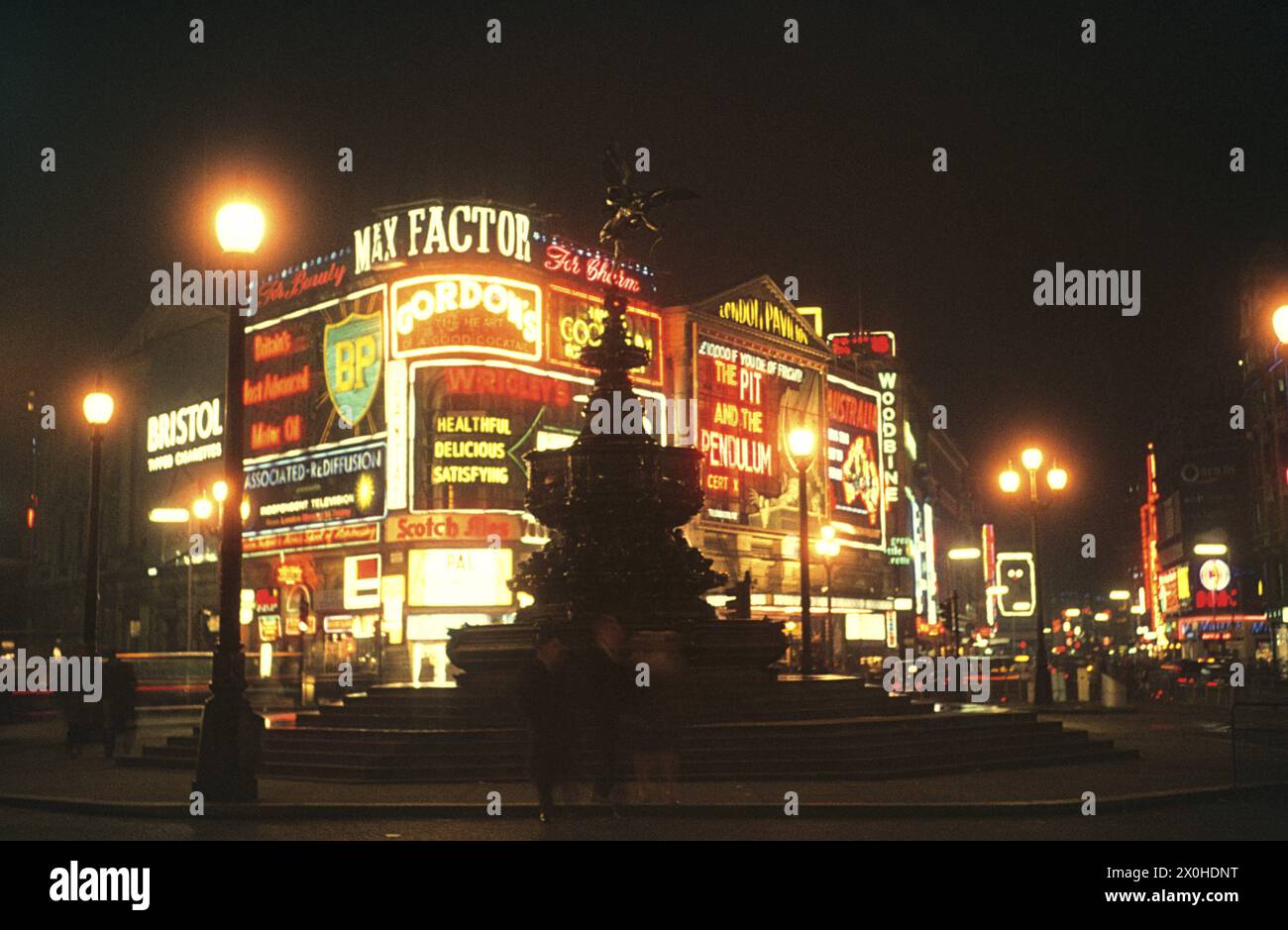 Piccadilly square 60s hi-res stock photography and images - Alamy