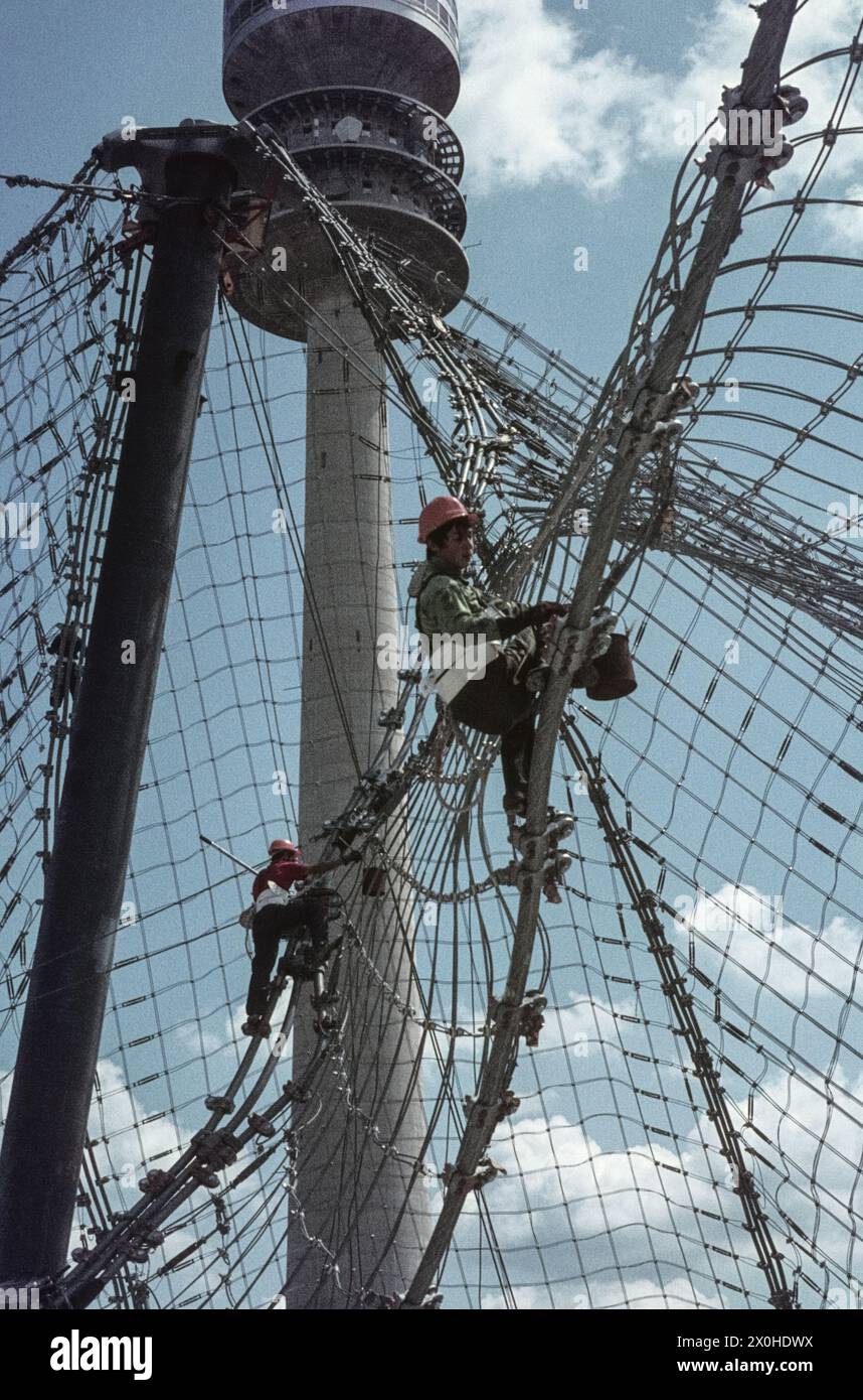 Painters paint the ends of the screw connections of the roof ...