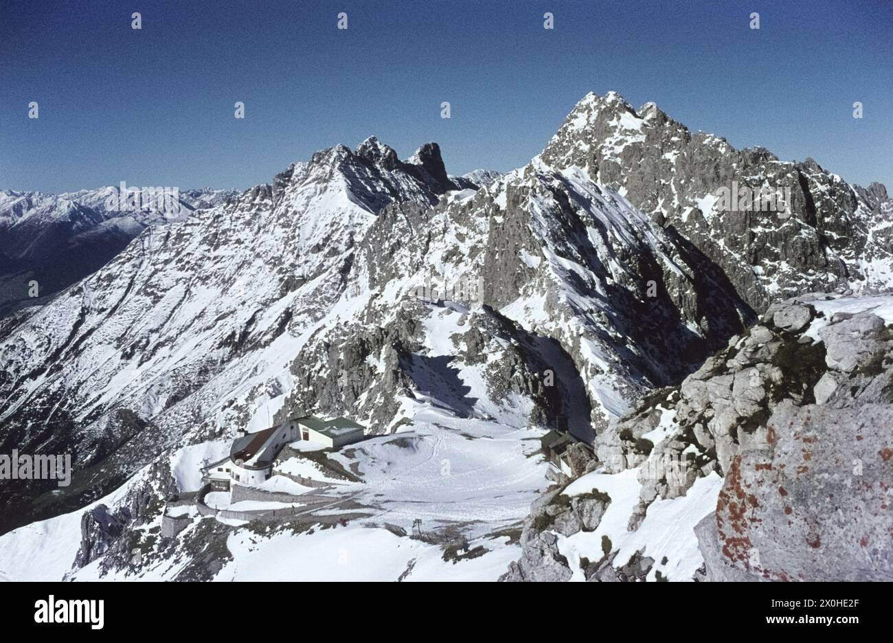 View of the snow-covered Hafelekar with the Hafelekarhaus of the ...