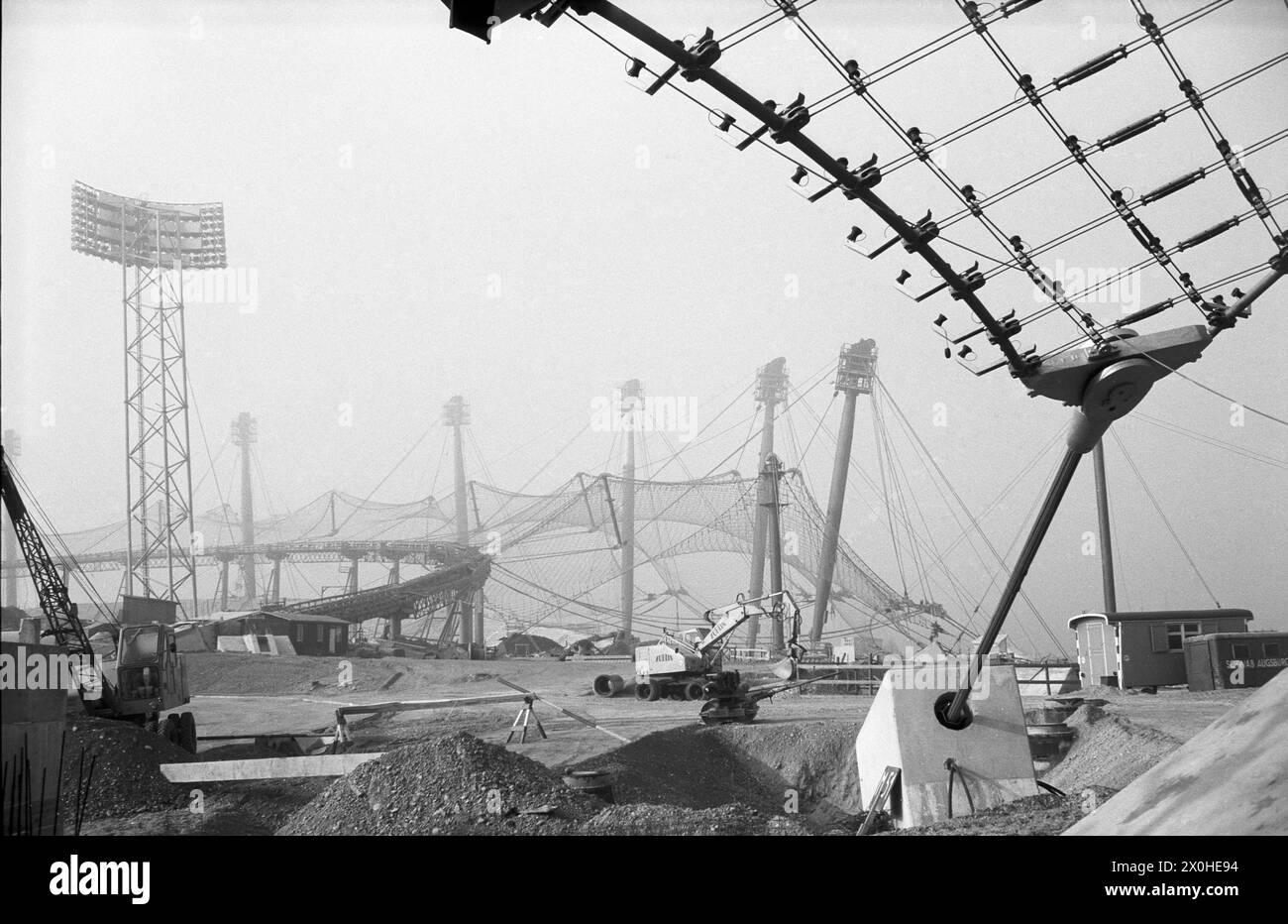 Construction of the Munich tent roof, in the back the ring rope ...
