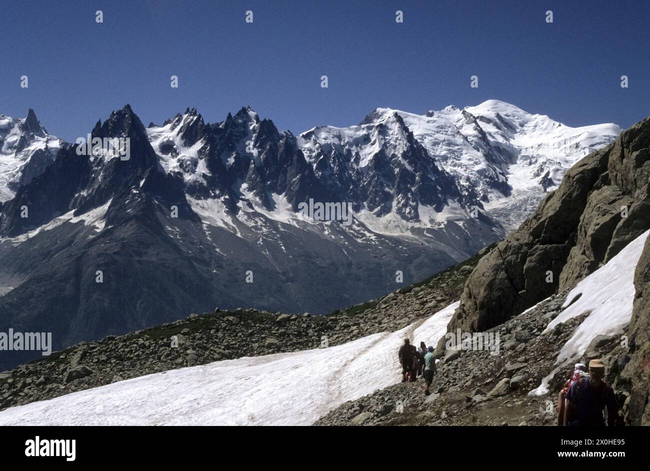 Les Aiguilles du Chamonix (La ChaÃ®ne du Mont Blanc) and Mont Blanc ...