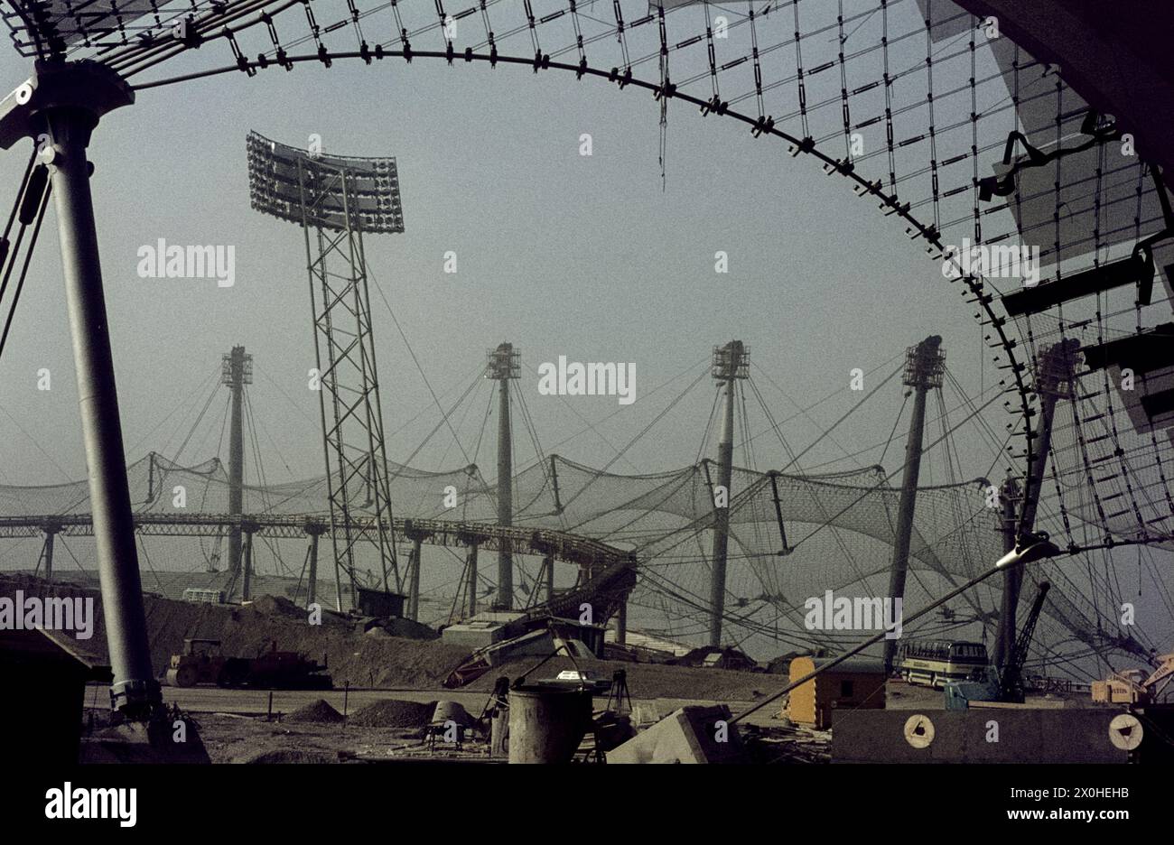 Construction of the Munich tent roof. In the back, the auxiliary ...