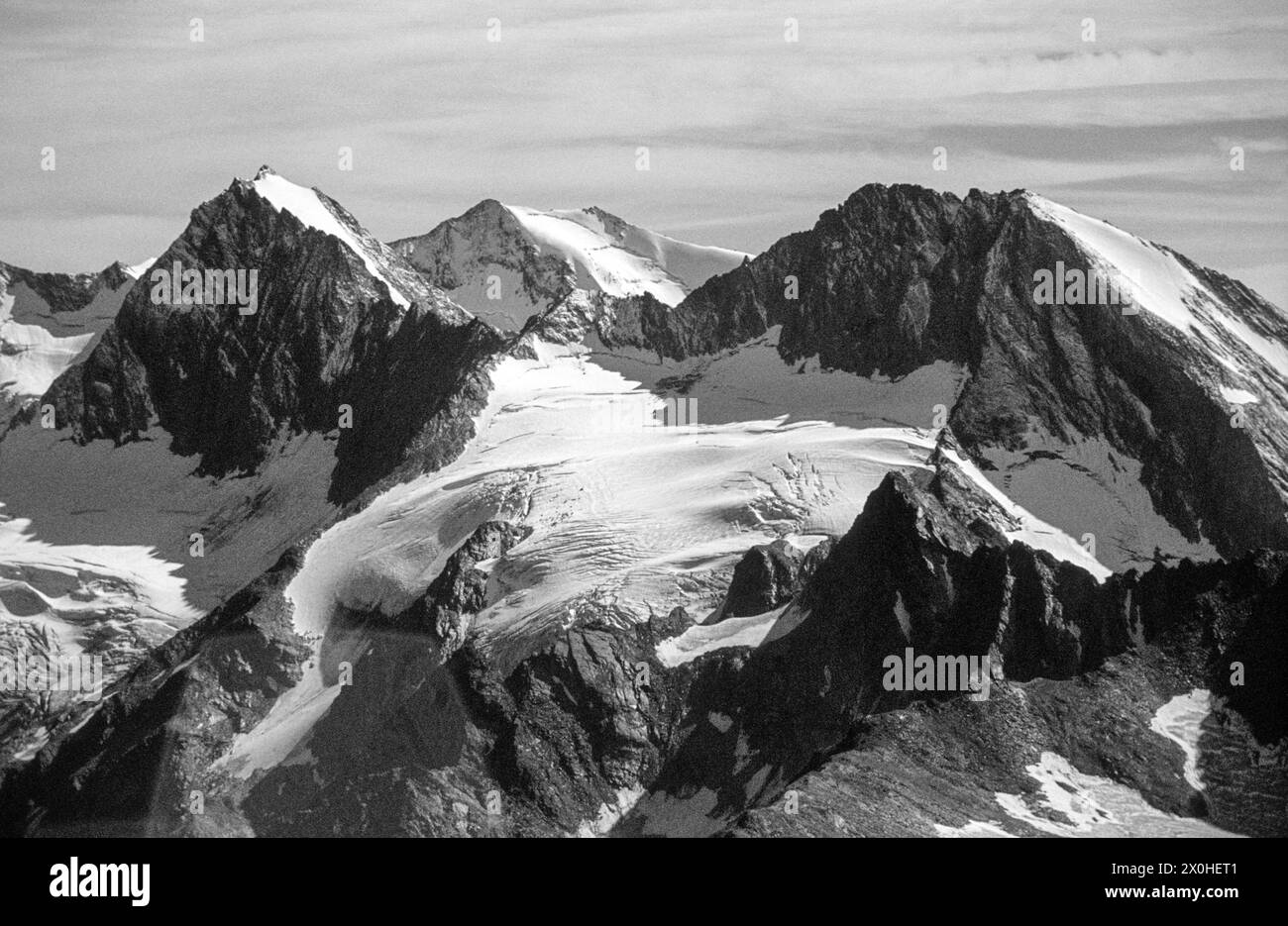 On the Hintere Schwenzerspitze. View of the border ridge to South Tyrol ...