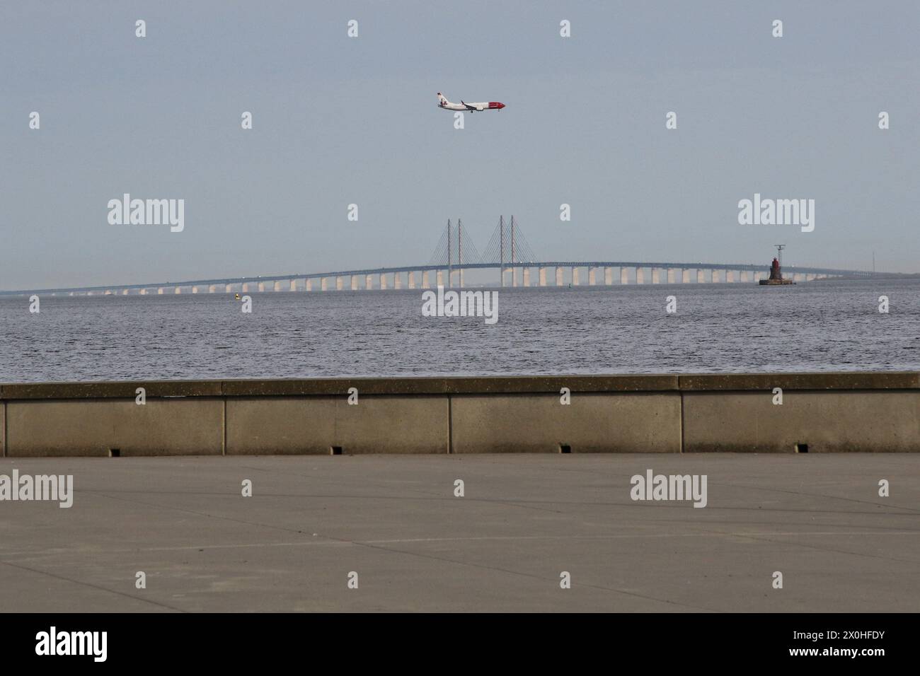 Plane on final approach to Copenhagen airport and Øresund Bridge ...