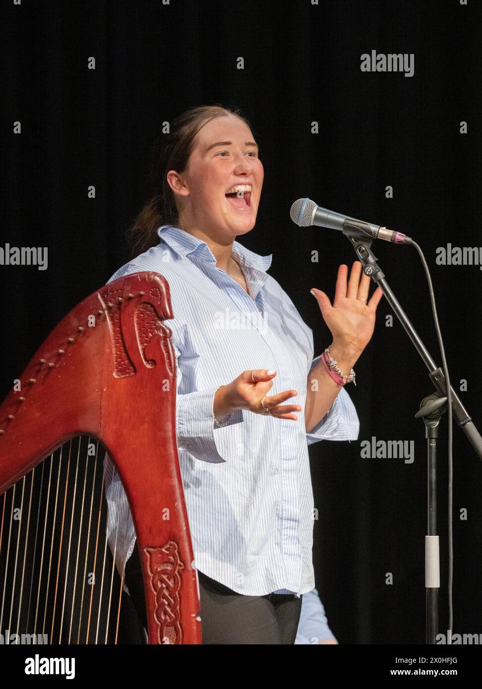 Woman singing song hi-res stock photography and images - Alamy
