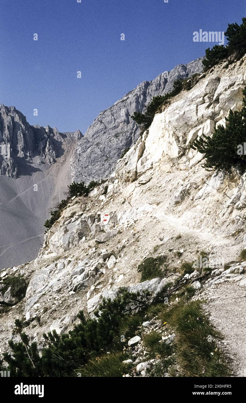 Ein steiler und ausgesetzter Wanderweg Stock Photo - Alamy