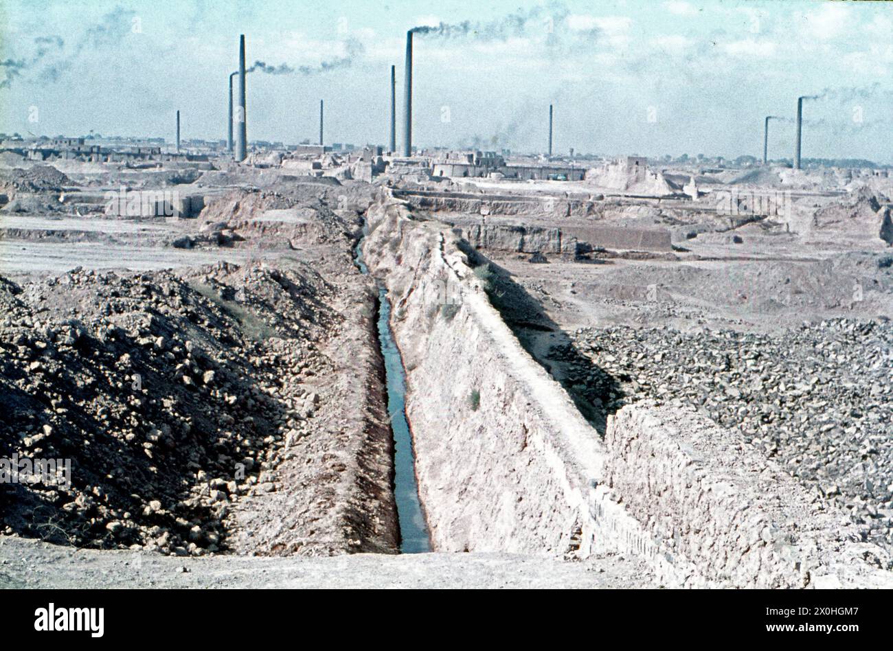 Brick production in Pakistan Stock Photo - Alamy