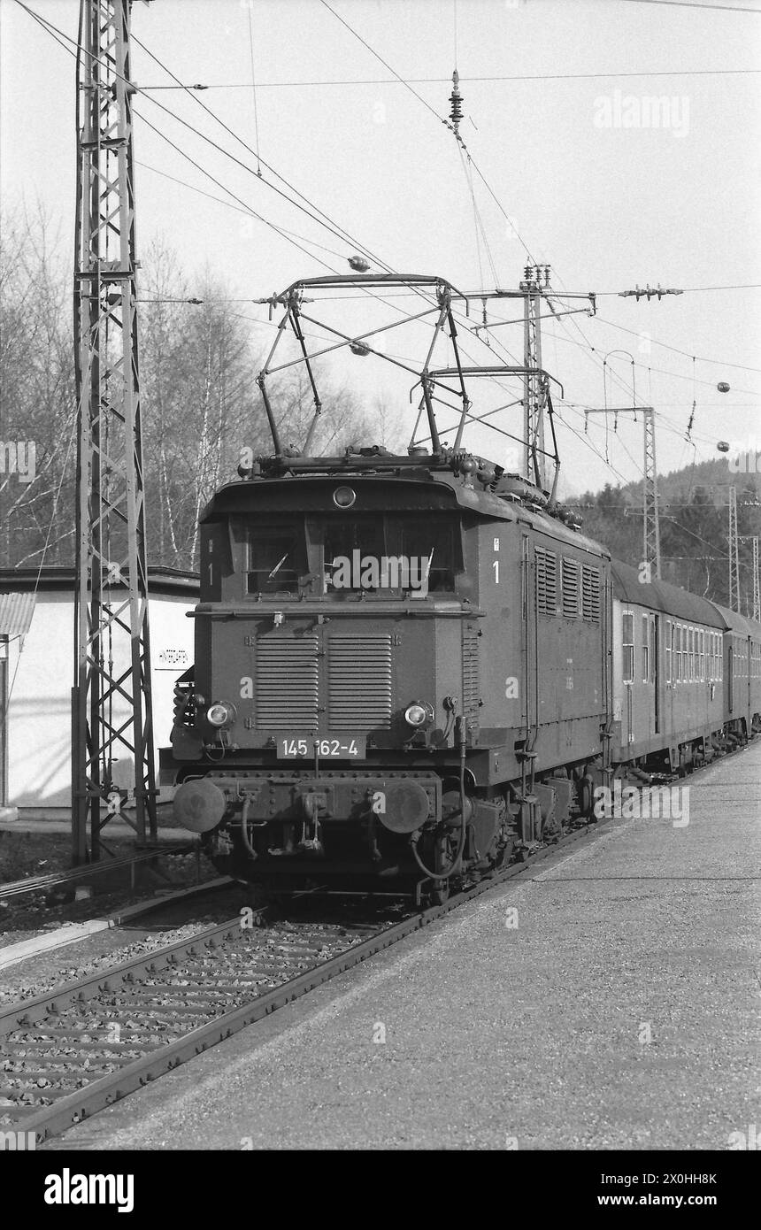 "The locomotive 145 162-4 is an E44 renumbered by the DB at the time ...