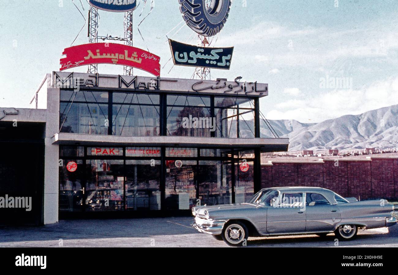 Road cruiser in front of a shop in Multan in Pakistan Stock Photo - Alamy