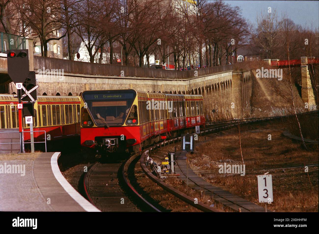 Two type 420 S-Bahn trains meet at Humboldthain station [automated ...