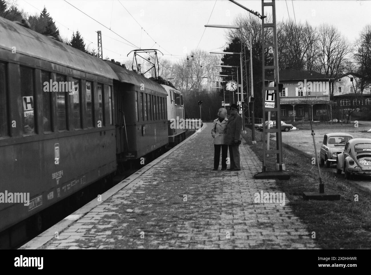 A train to Tutzing or Garmisch stands in the station, the old express ...