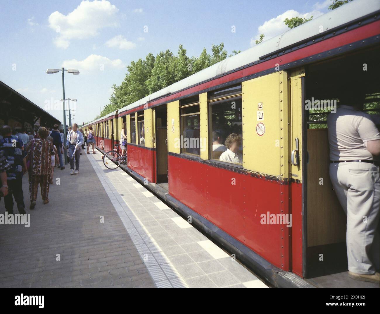 Opening lichterfelde ost priesterweg sch hi-res stock photography and ...