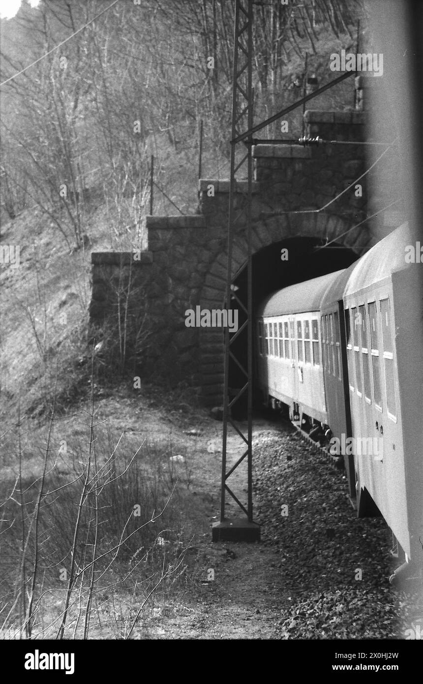A train with Silberlingen, as the 4-axle polished wagons are called ...