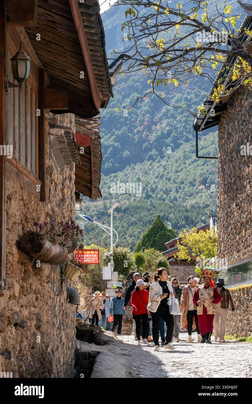 (240412) -- LIJIANG, April 12, 2024 (Xinhua) -- He Jielin (2nd R ...
