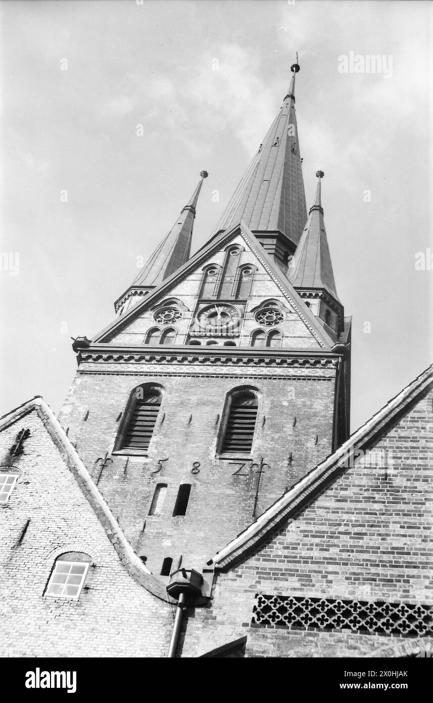 The picture shows the brick tower of the Nikolaikirche in Flensburg ...