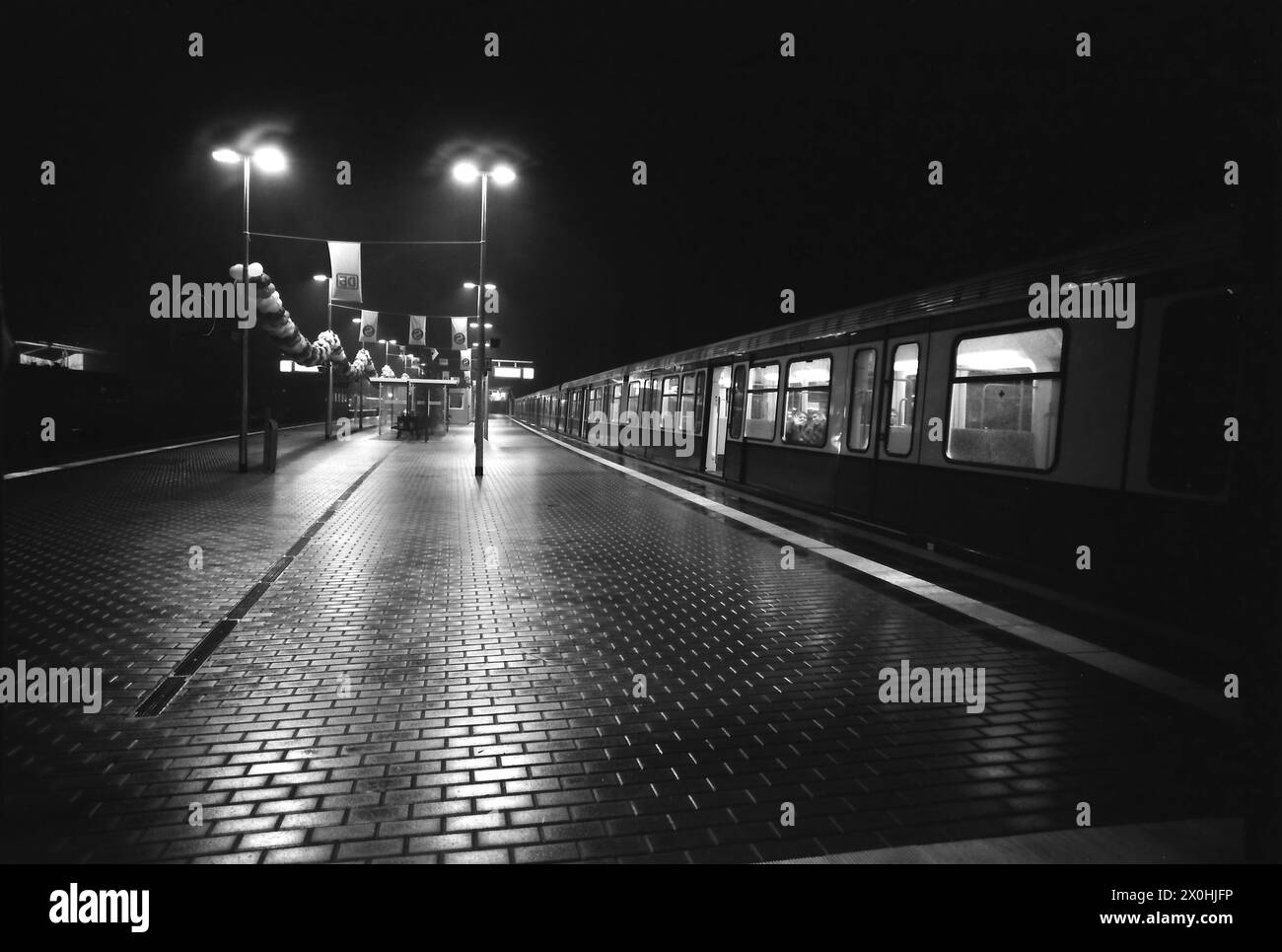 On December 15, 1998, the extension of the S-Bahn line to Tegel is ...
