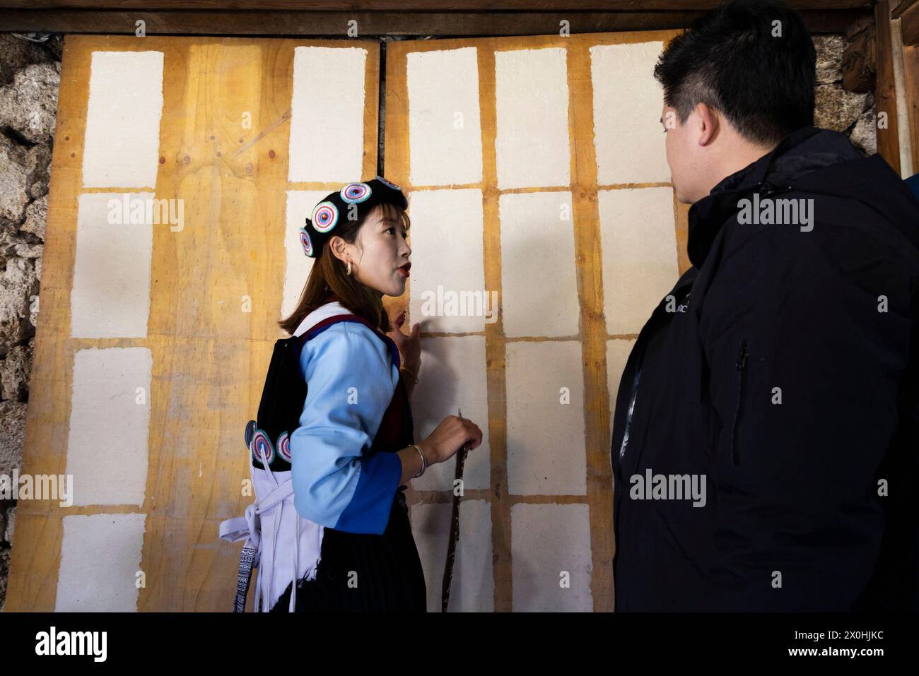 (240412) -- LIJIANG, April 12, 2024 (Xinhua) -- He Yuyue (L) introduces ...