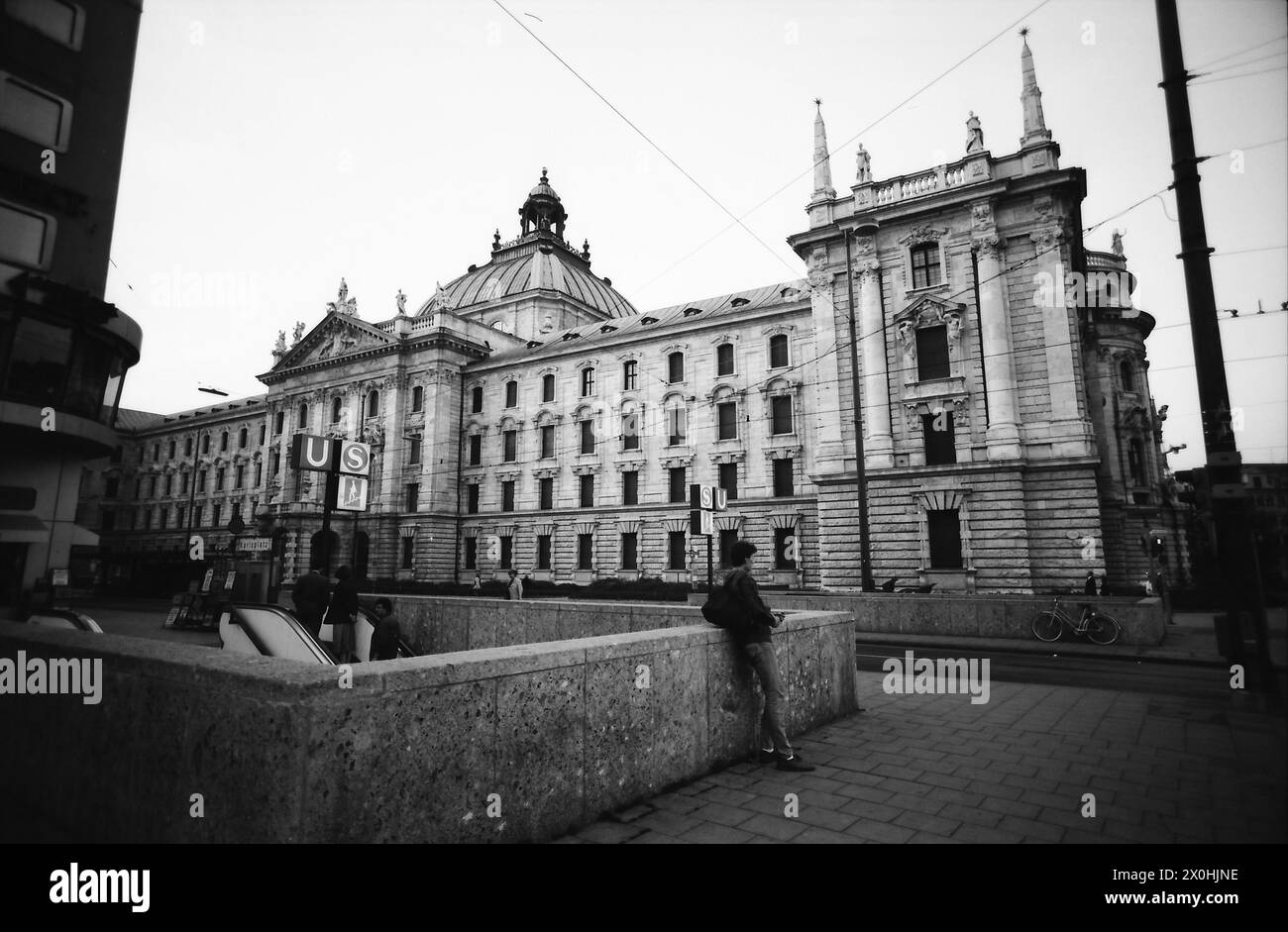 The Palace of Justice, a corner building on Stachus, is really huge ...