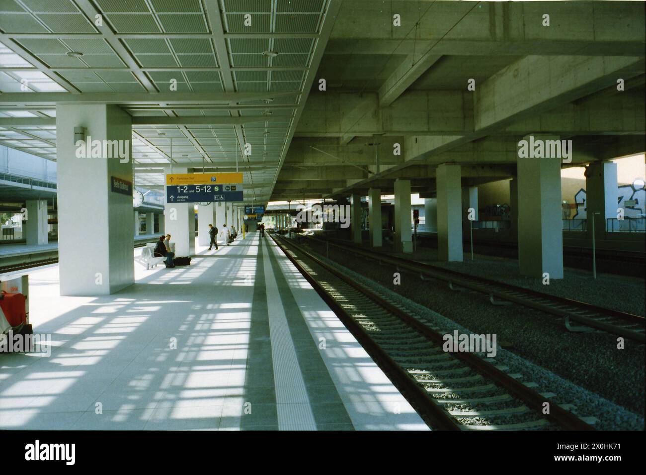 View along the long-distance platform to the right of the S-Bahn ...