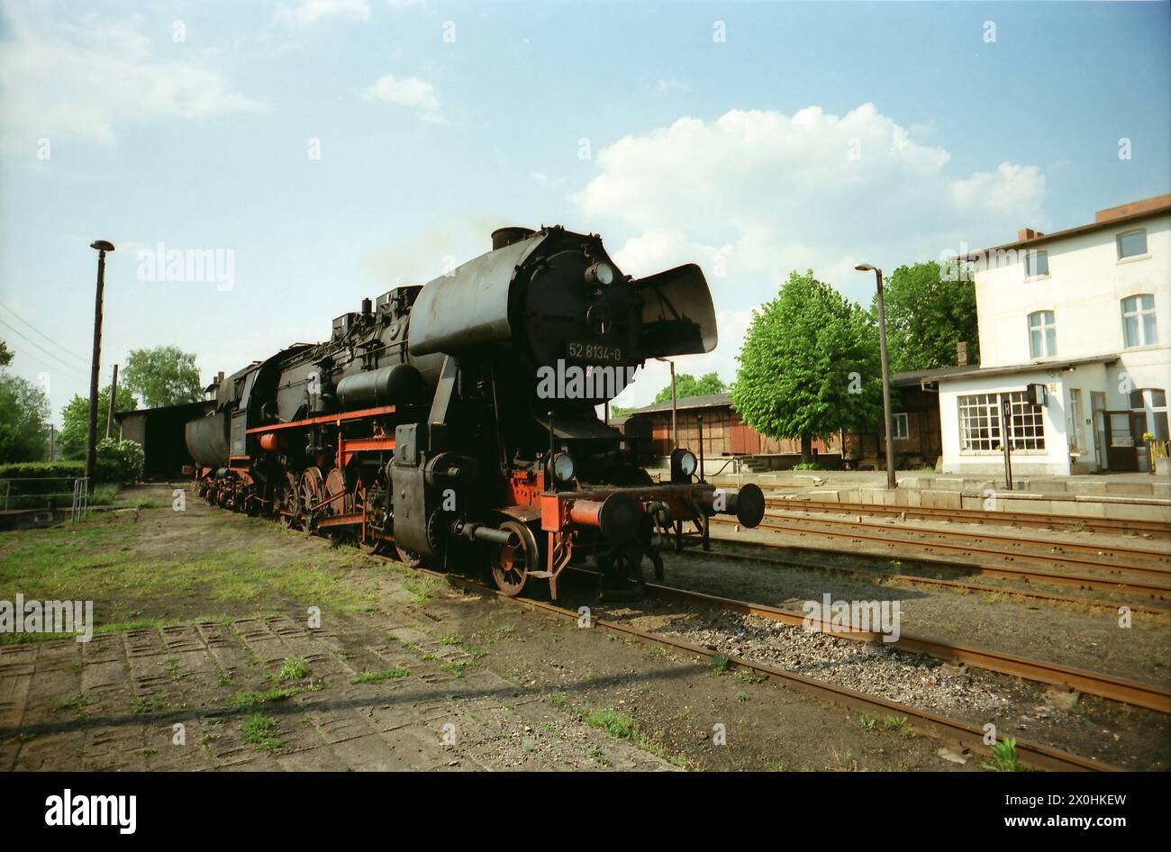 A class 52 steam locomotive stands in Rheinsberg [automated translation ...