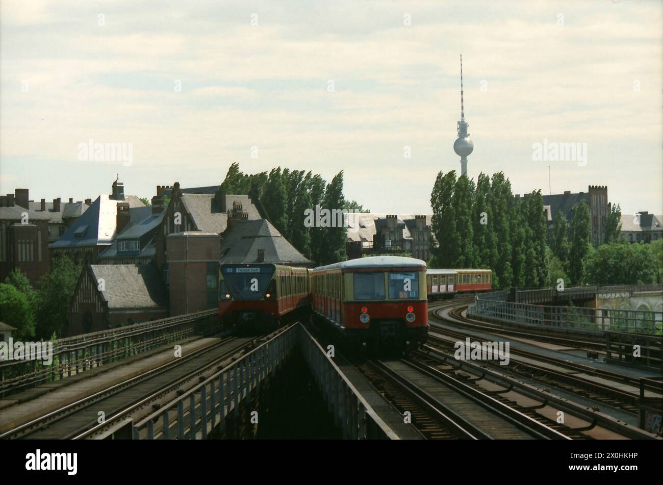 Here 2 S-Bahn trains meet, a 480 new-build train to Potsdam and an old ...