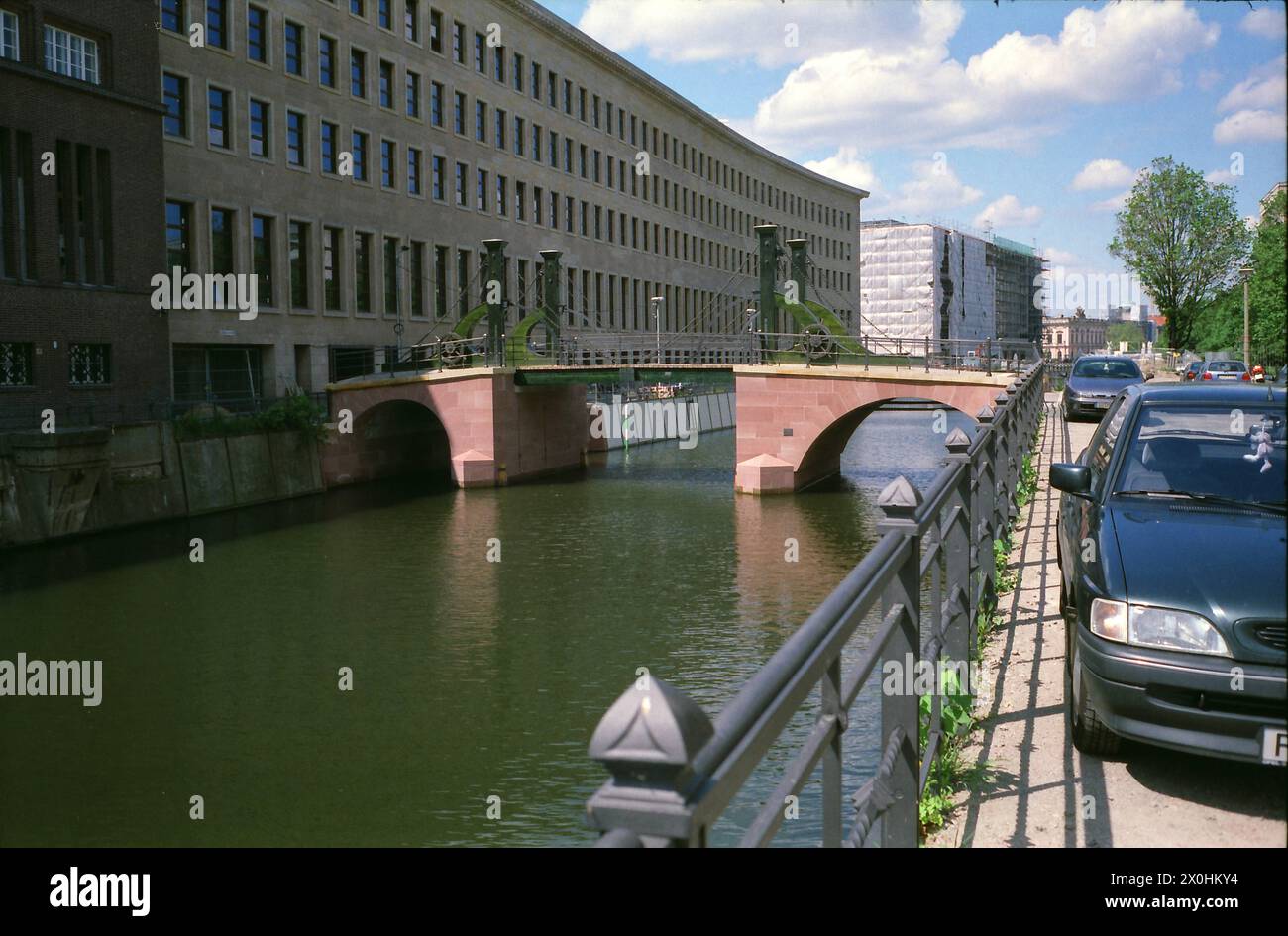 The wooden Jungfernbrücke bridge stands there as it always has ...