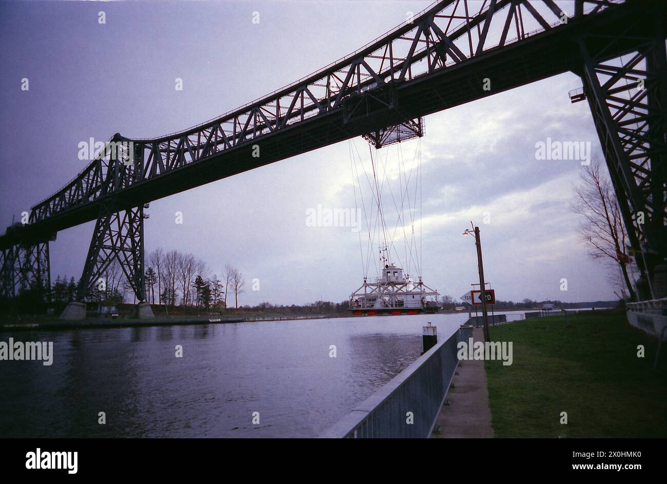 with the famous bridge and suspended car ferry [automated translation ...