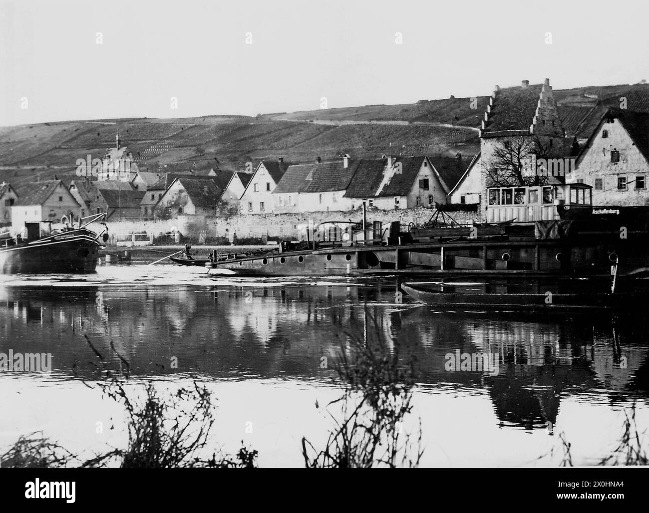 Chain tug and modern screw tug off Frickenhausen. Chain shipping was ...