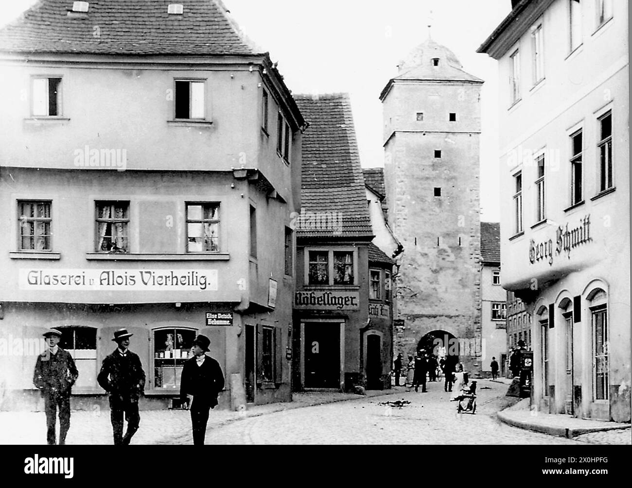 People on the main street. [automated translation] Stock Photo - Alamy