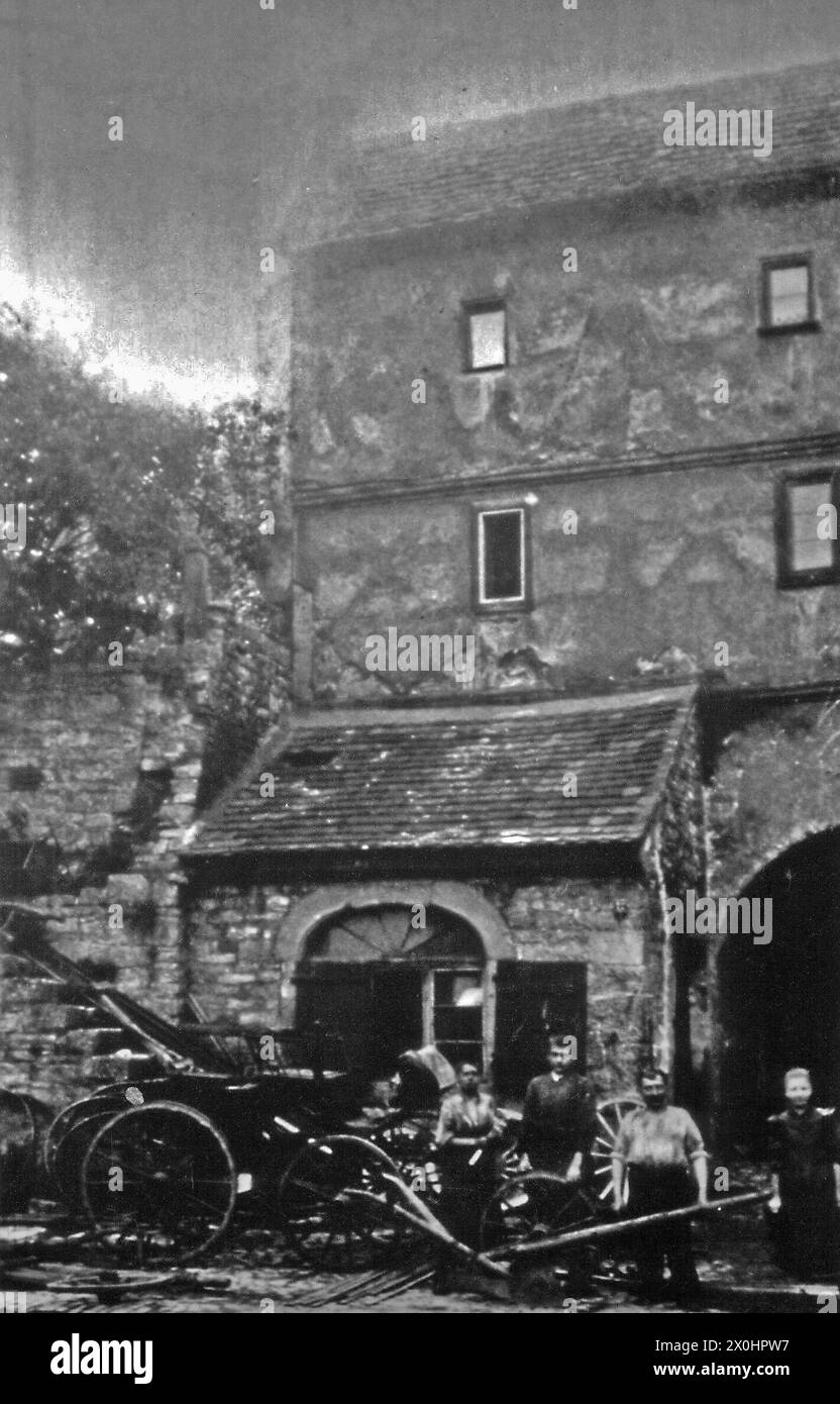 The Seufert family in front of their smithy on the Bollwerk [automated ...