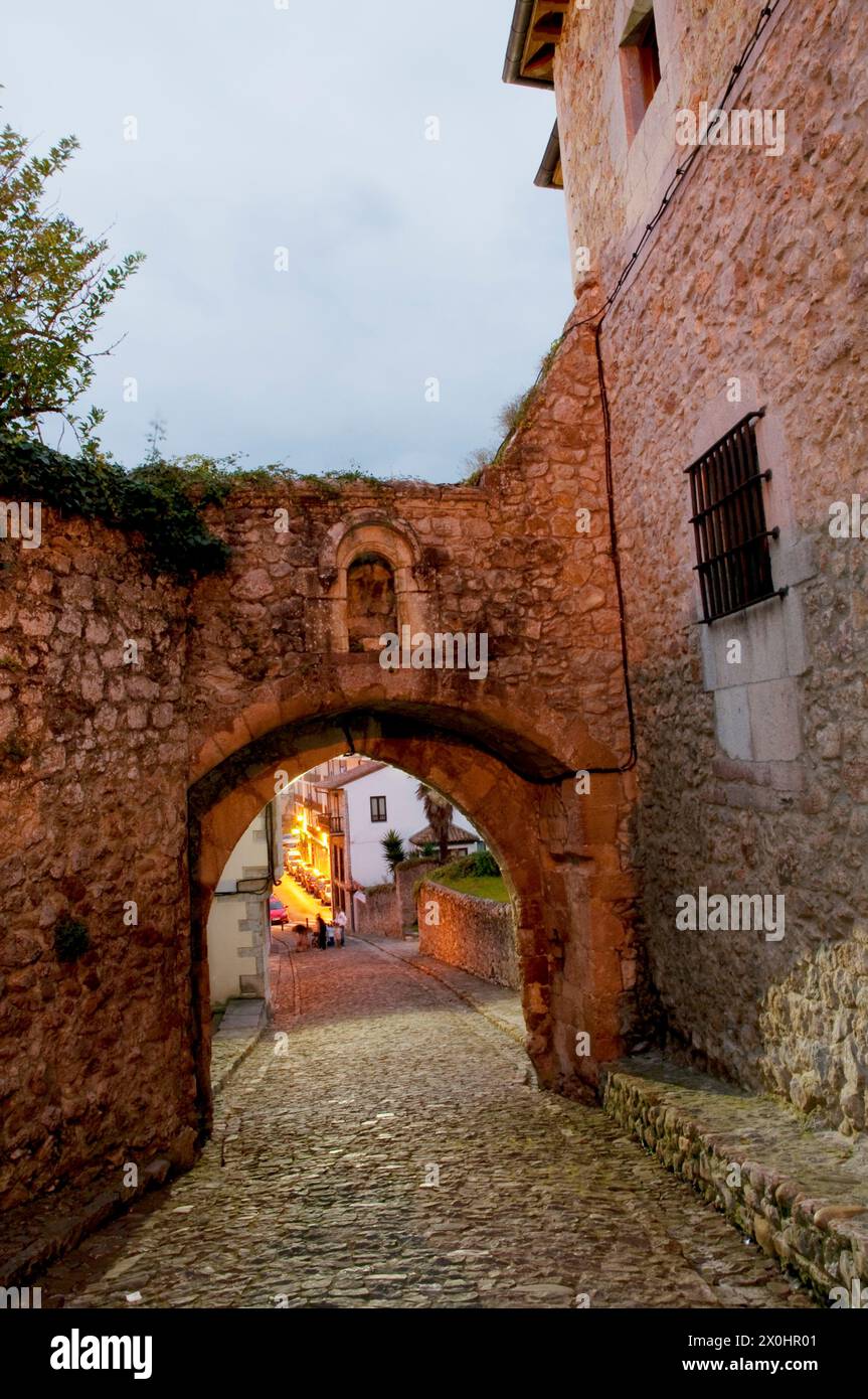 Nocturna iluminada medieval hi-res stock photography and images - Alamy