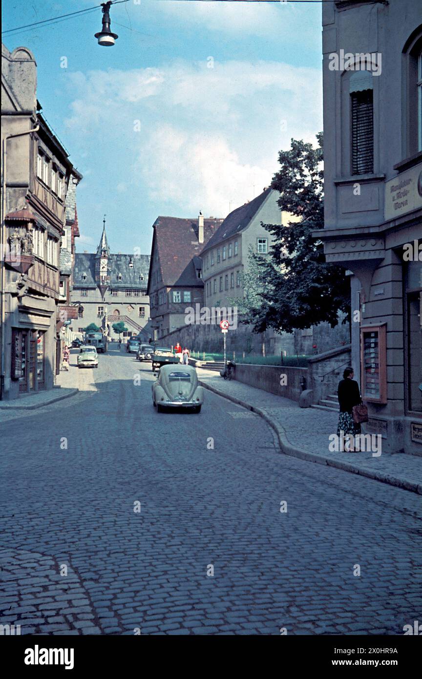 Car traffic in the main street [automated translation] Stock Photo - Alamy