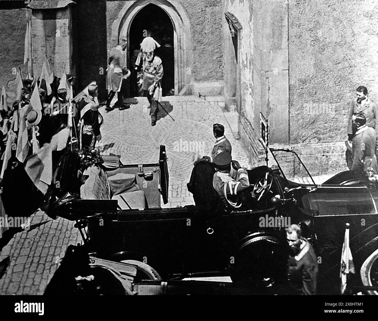 King Ludwig III leaves St. Andrew's Church, royal car, passers-by wave ...