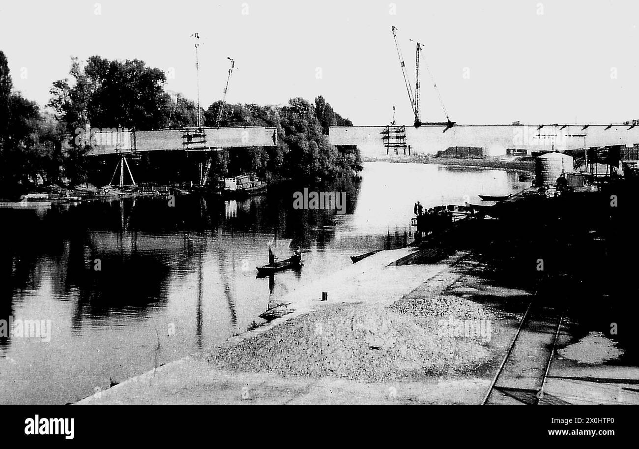 Building new bridge Black and White Stock Photos & Images - Alamy