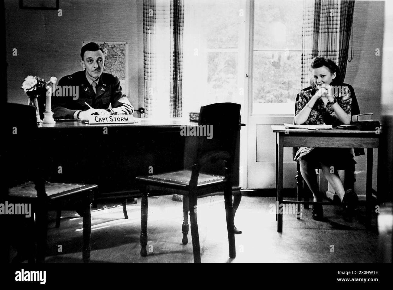 The US-American Captain Storm with his German secretary at work in an ...