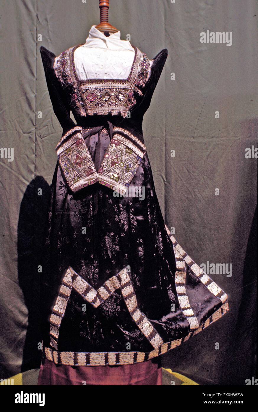 Traditional costume - Museum of traditional costume [automated ...
