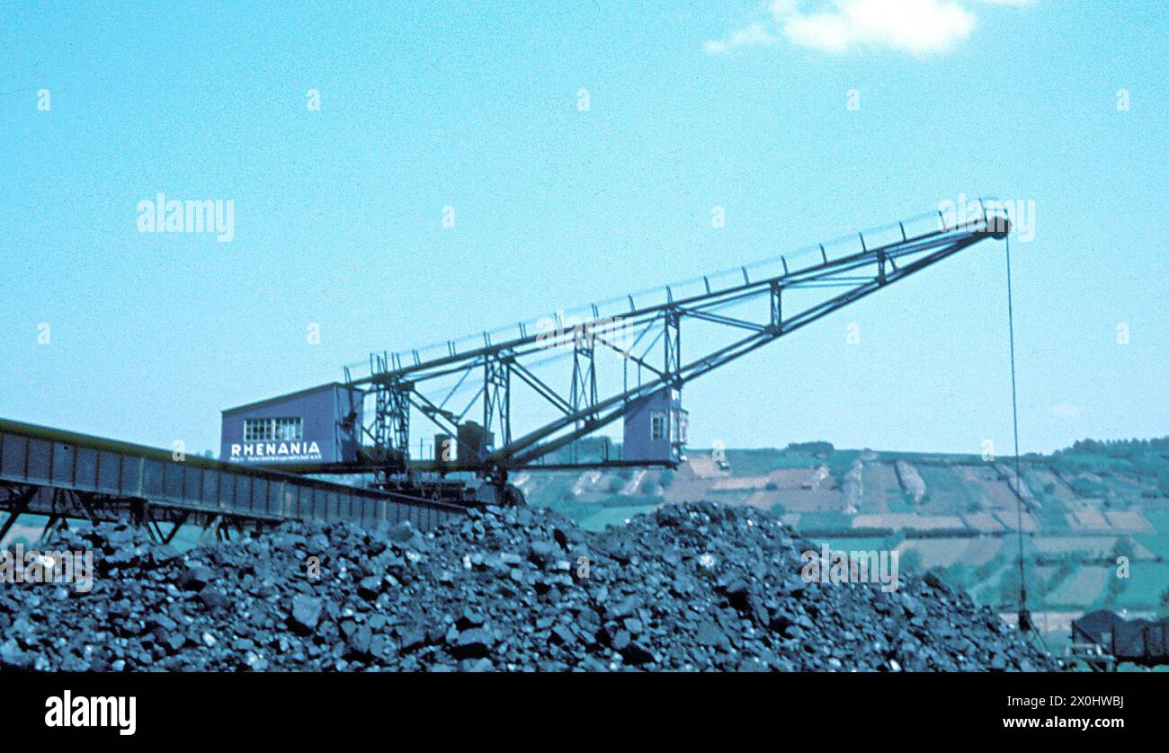 In the port of Ochsenfurt at Rhenania . Crane loading coal. [automated ...
