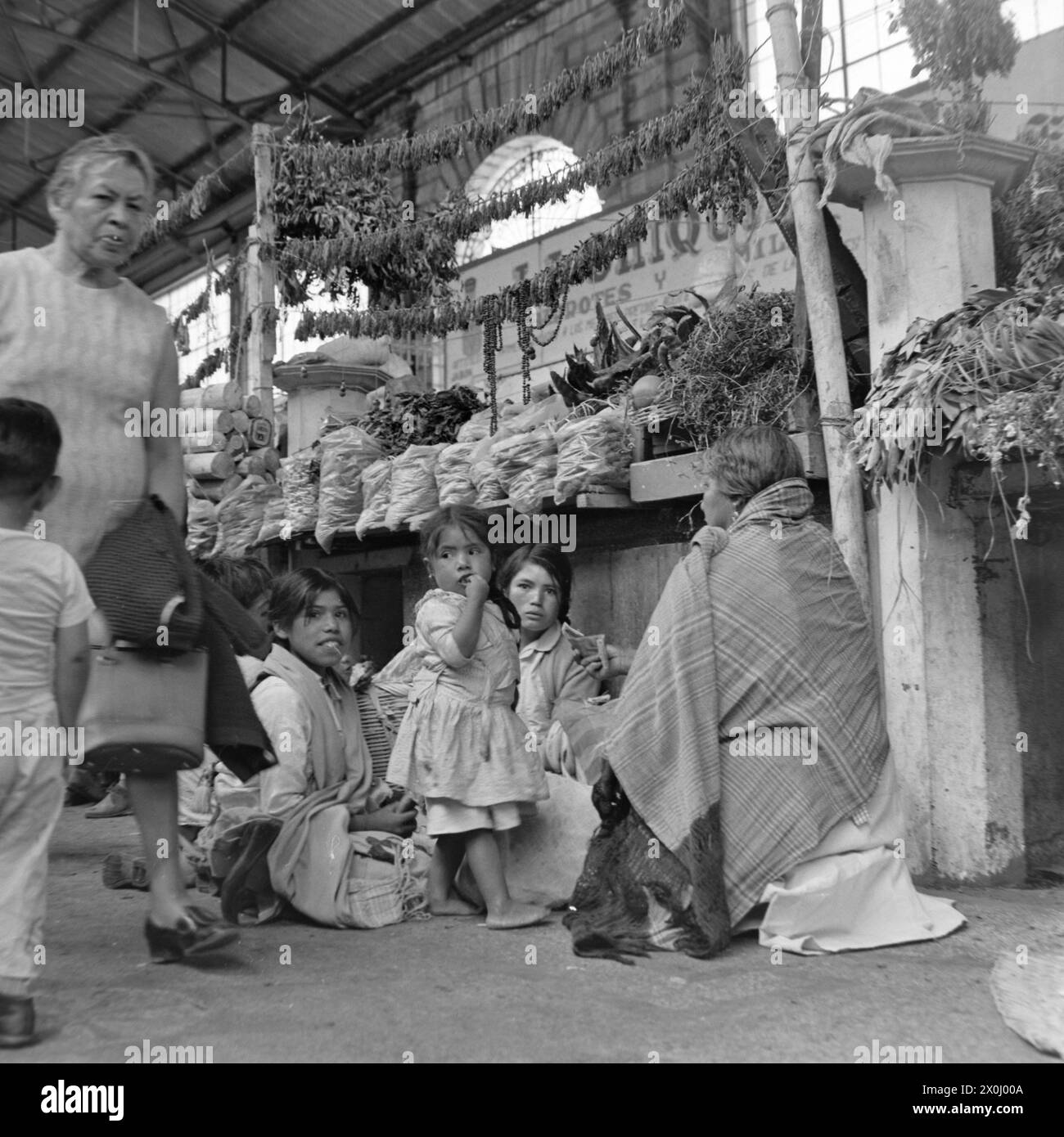 People stand on large Black and White Stock Photos & Images - Alamy