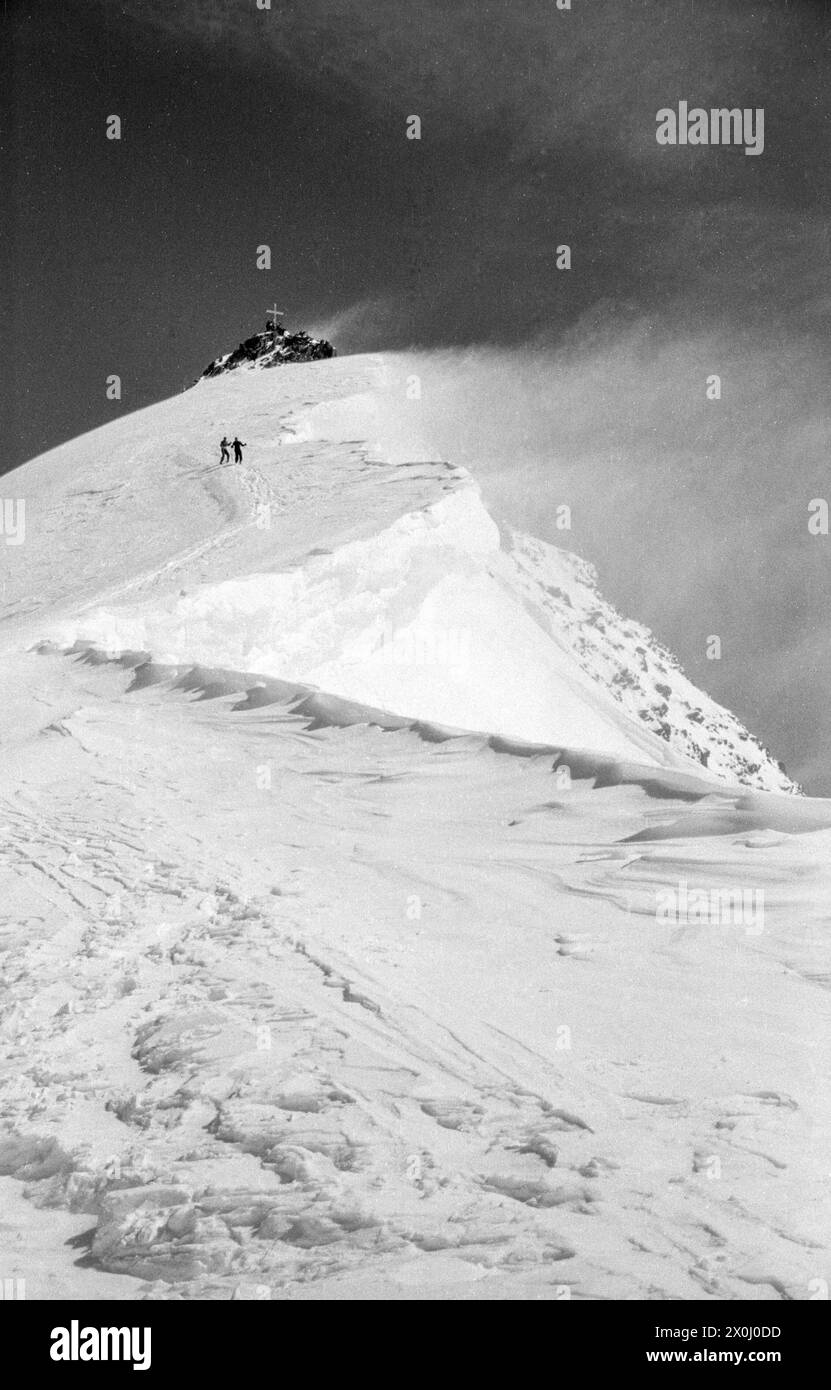 Off ski Black and White Stock Photos & Images - Alamy