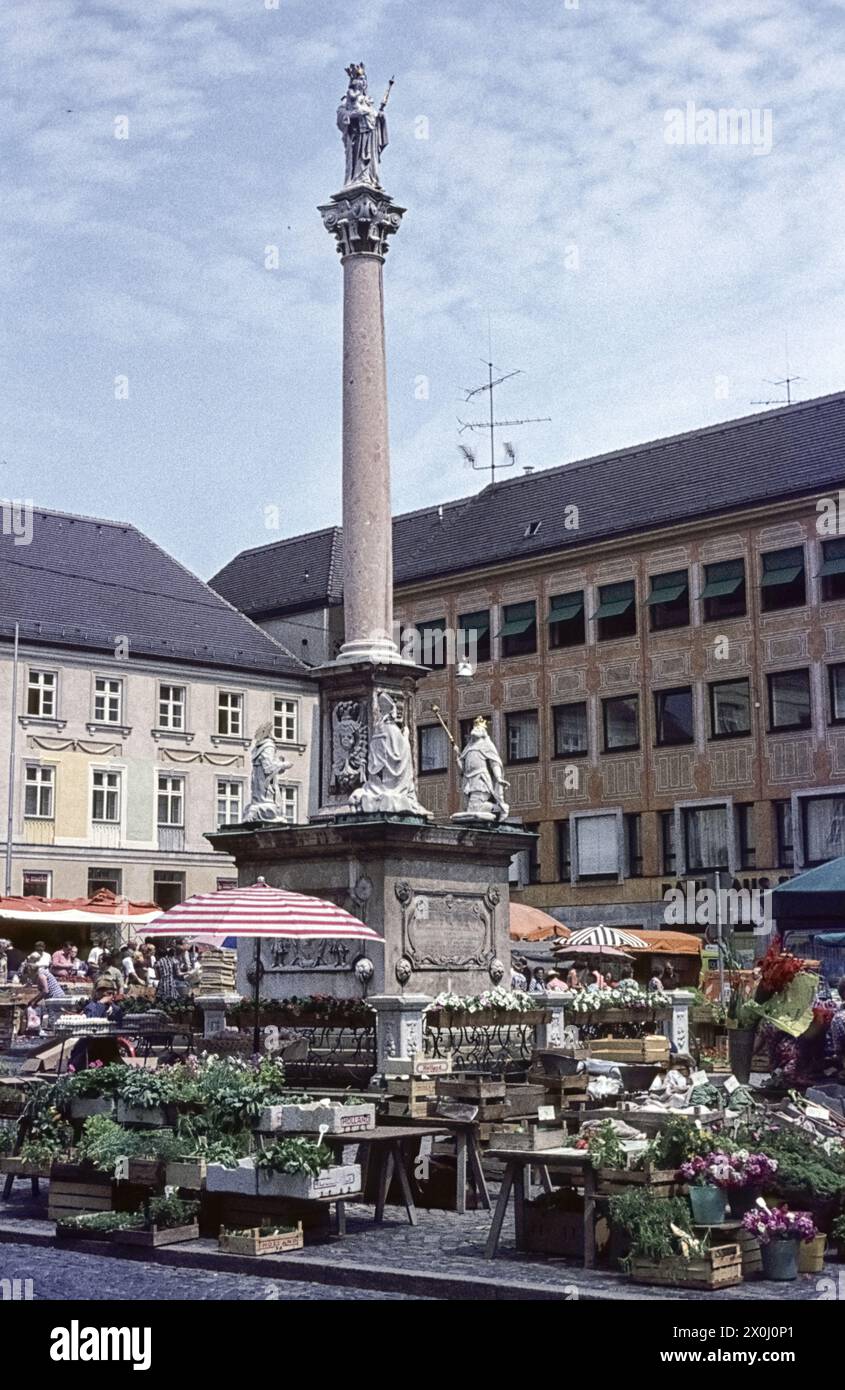 Marienplatz on a market day. Stalls are set up around the Marian column ...